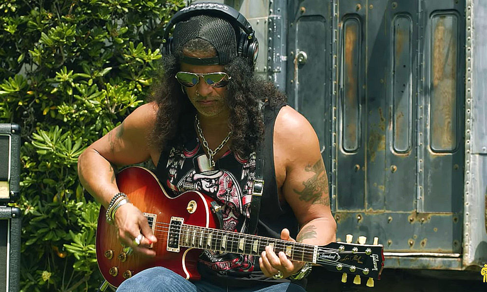 Slash bidrar på feel-good-singel «Colors» – Playing For Change – Rockman